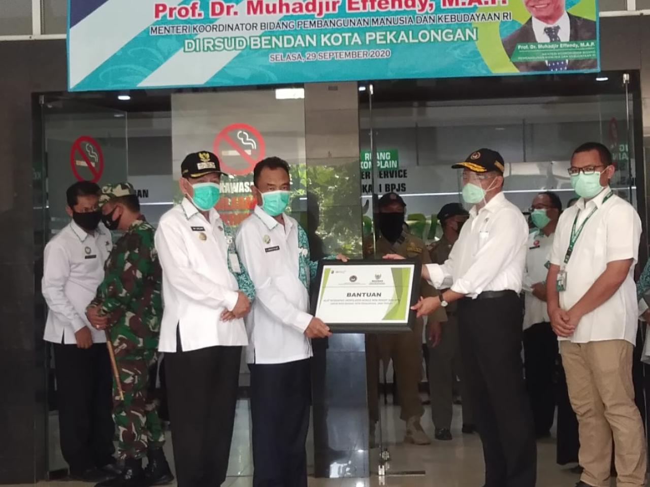 Tingkatkan Penanganan Covid-19, Menko PMK Serahkan Bantuan Alkes dan APD di Kota Pekalongan