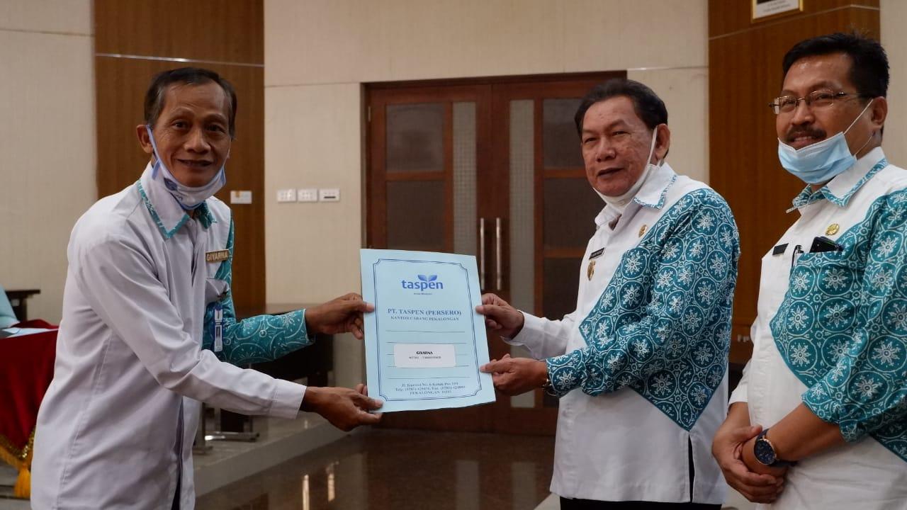 Pemkot Serahkan THT kepada 13 Purna Tugas ASN Pemkot Serahkan THT kepada 13 Purna Tugas ASN