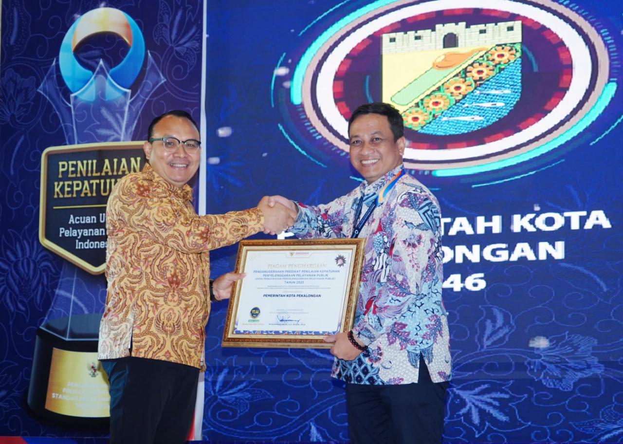 Kota Pekalongan Raih Penghargaan Terbaik Nasional Peringkat 4 Kepatuhan Penyelenggaraan ...