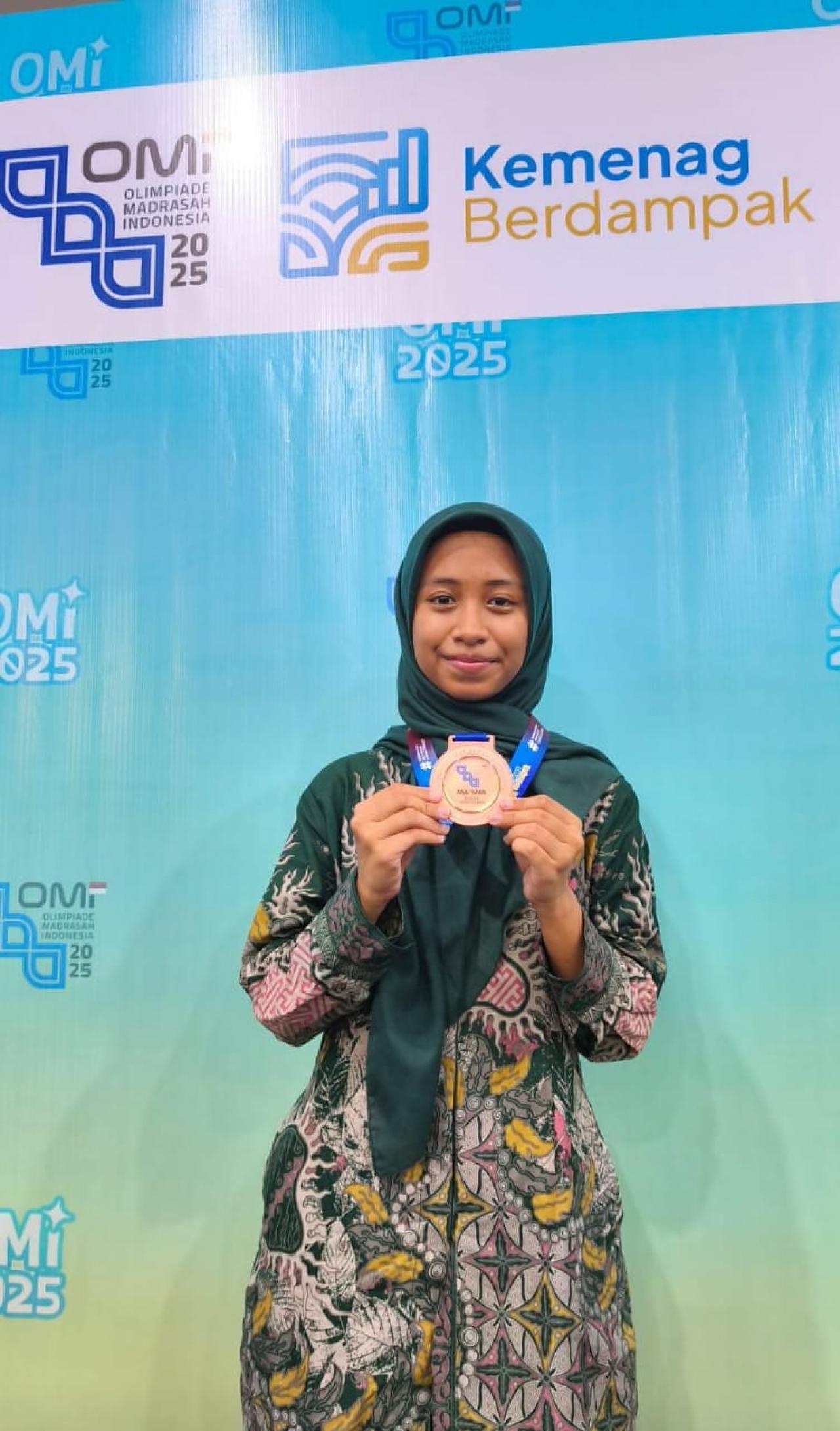 Alya Mazaya Mulkhan Raih Medali Perunggu Nasional OMI Sains 2025, MAN 1 ...